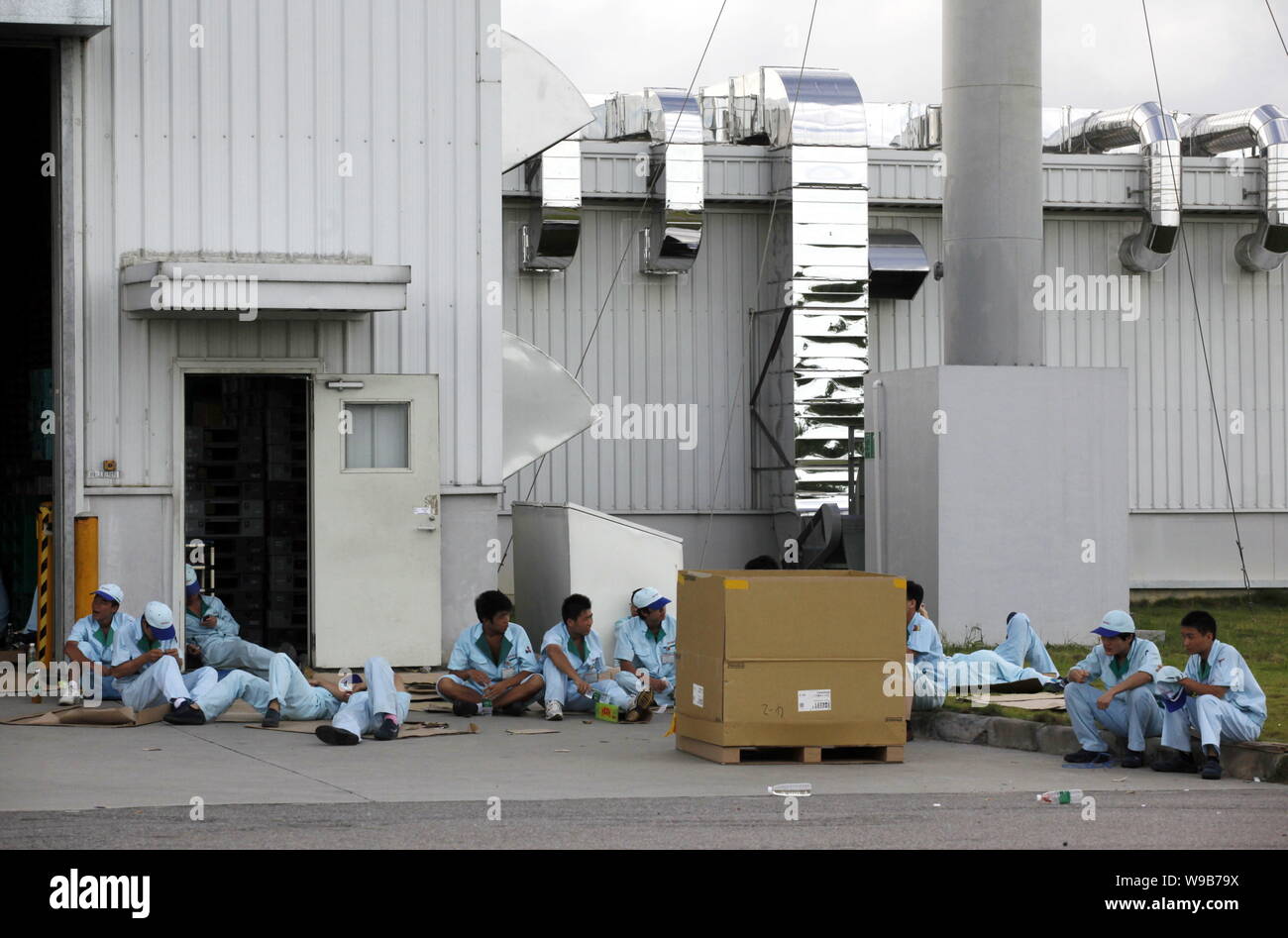 Chinese factory workers strike hi-res stock photography and images - Alamy