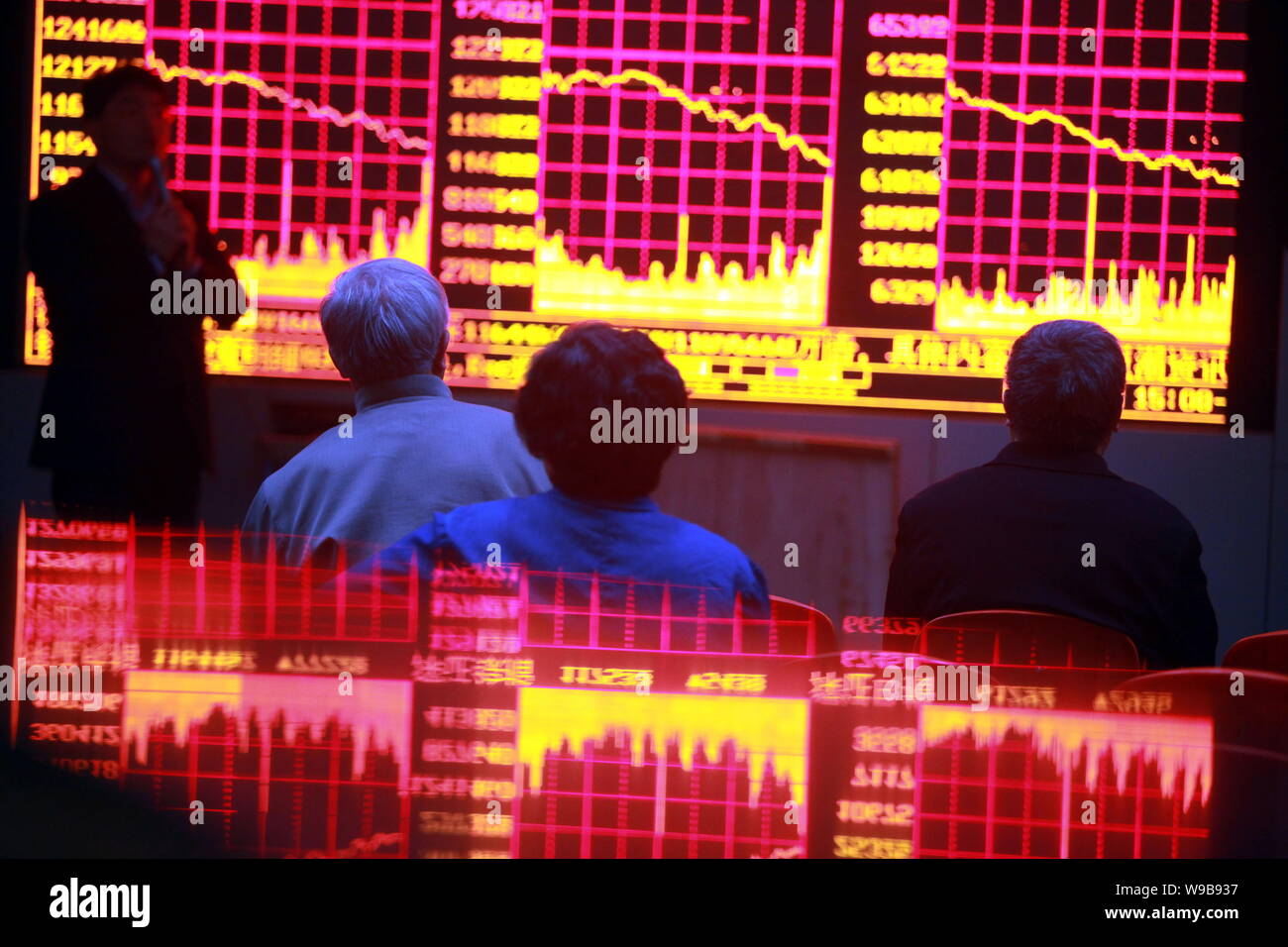 Stock market plunged falling hi-res stock photography and images - Alamy