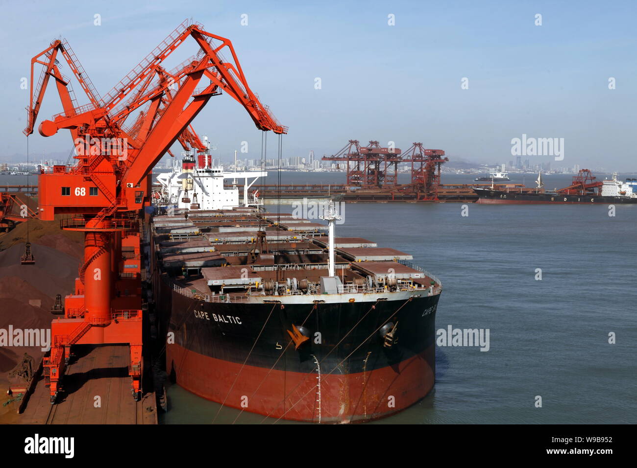 Iron ore ship china hi-res stock photography and images - Alamy