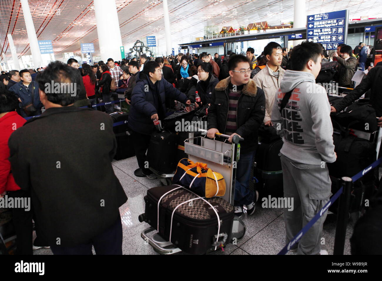 Beijing airport crowds hi-res stock photography and images - Alamy