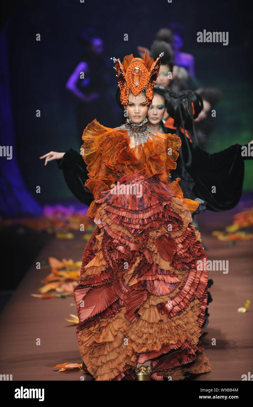 Chinese model Mo Wandan leading other models parade creations by ...