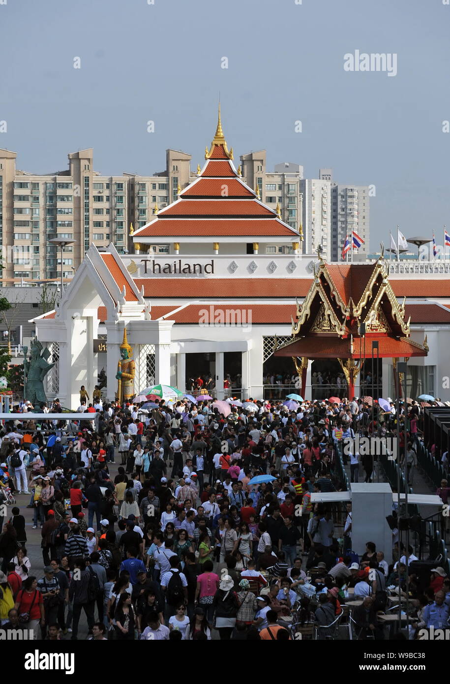 Crowds of visitors queue up to enter the Thailand Pavilion in the Expo ...
