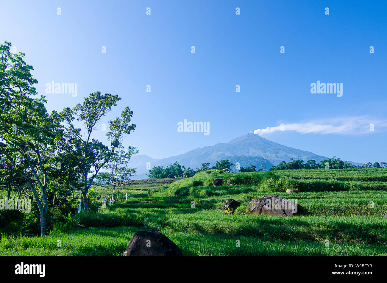 Eruption of Mount Arjuno/Arjuna-Welirang Stock Photo - Alamy