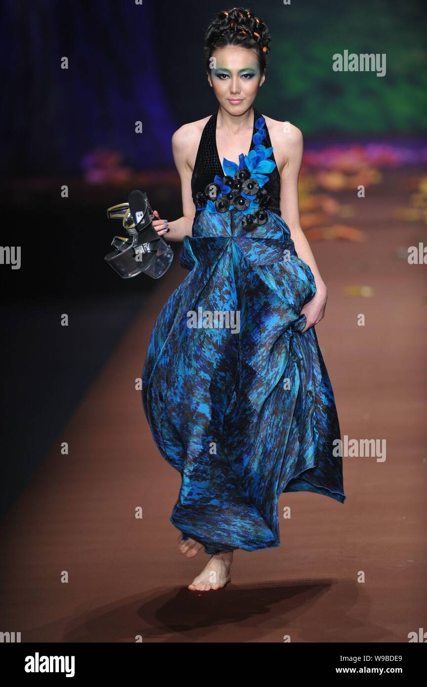 Model falling down hi-res stock photography and images - Alamy