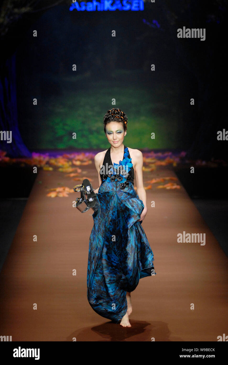 Model falling down hi-res stock photography and images - Alamy