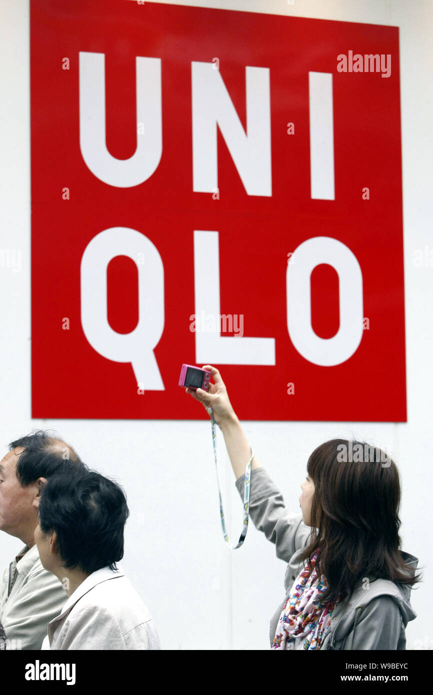 --FILE--Chinese customers queue up to enter the newly-opened Uniqlo ...