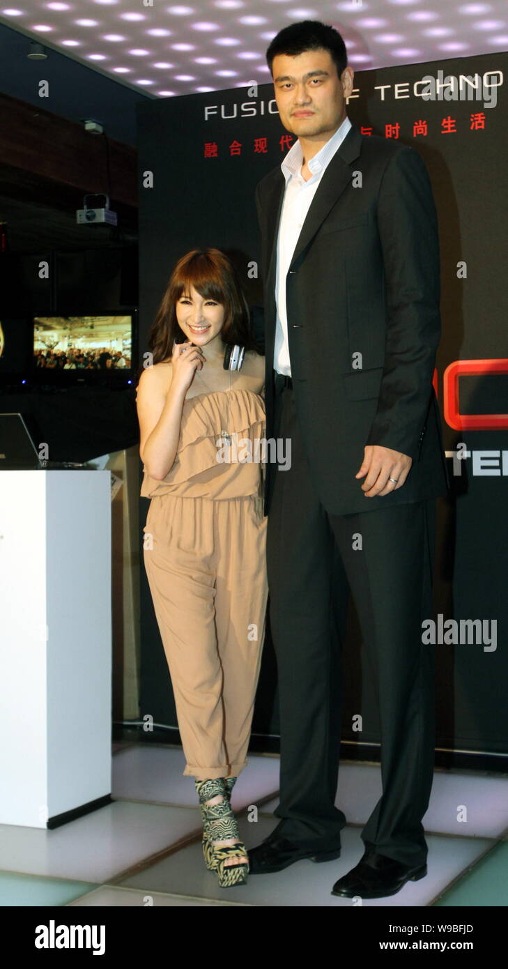 Chinese basketball player Yao Ming of the Houston Rockets (right) and ...