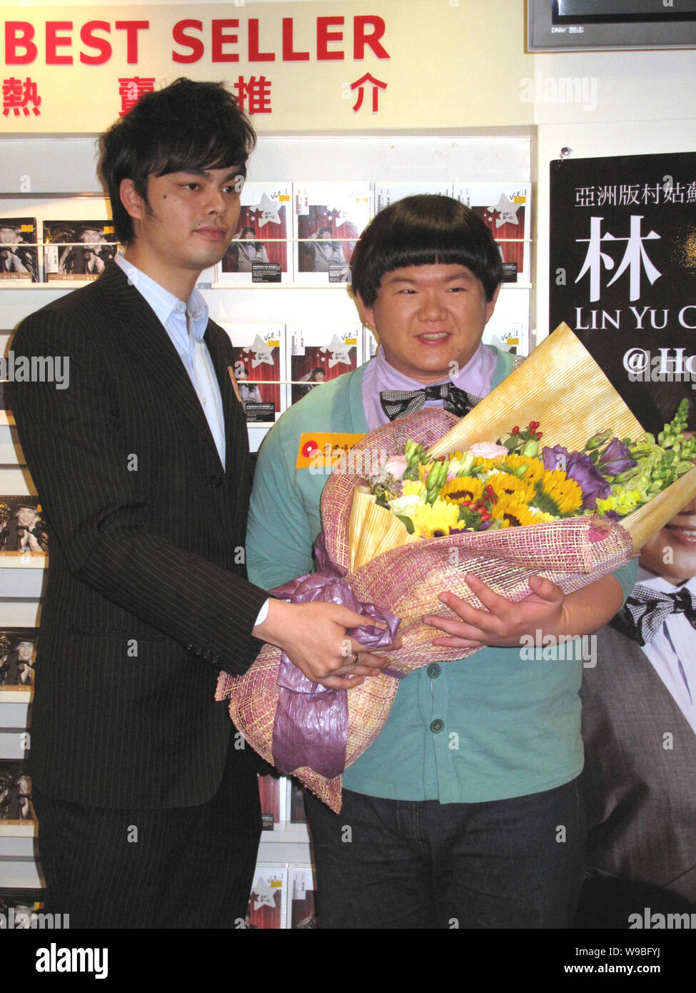 Taiwanese singer Lin Yu-chun (right), known as Taiwans Susan Boyle ...