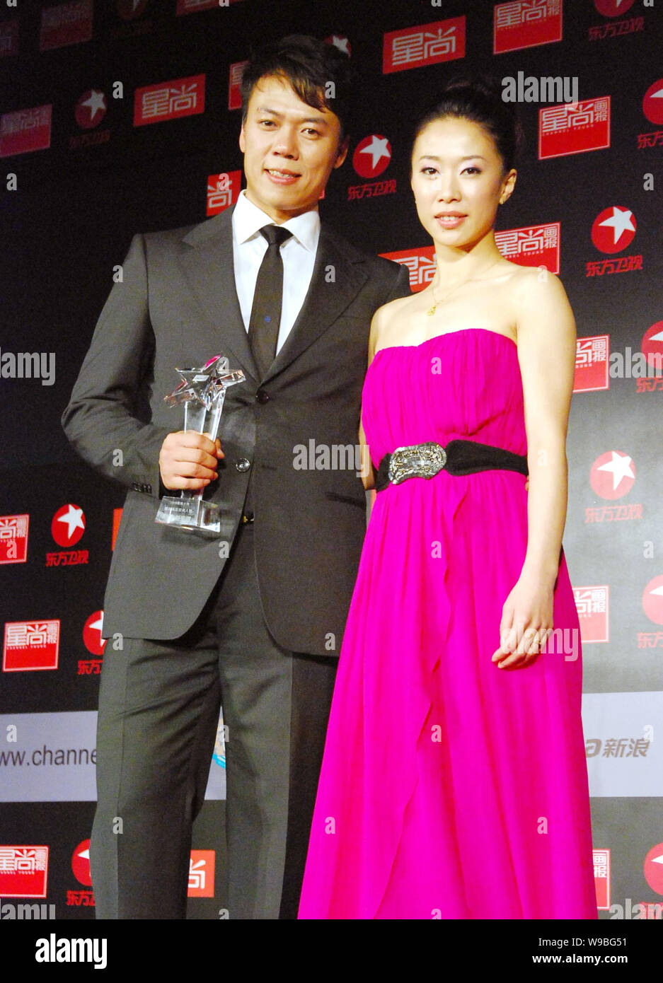 Pose with skaters hi-res stock photography and images - Alamy