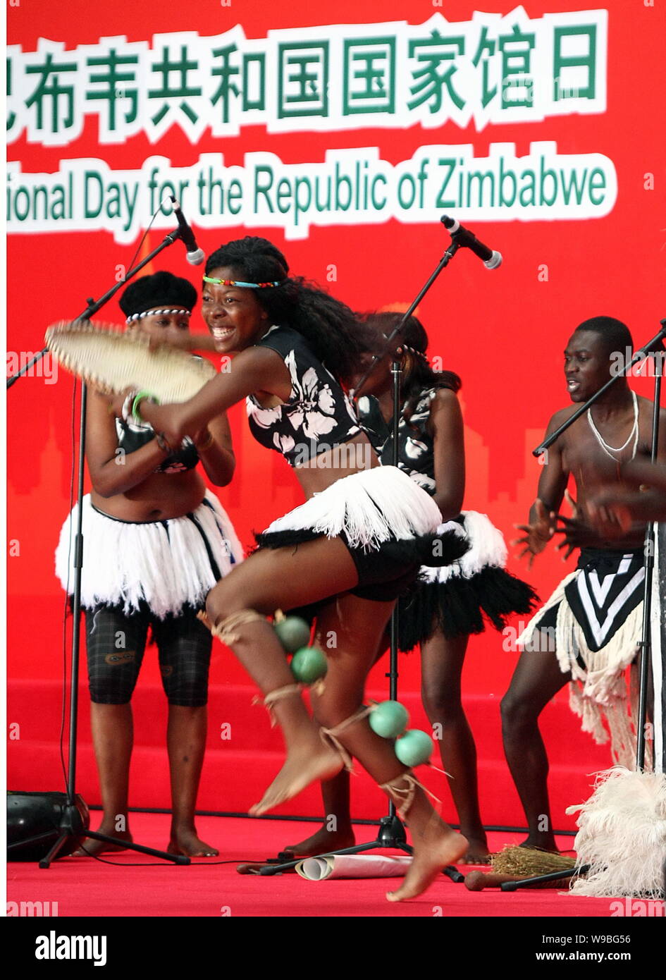 Zimbabwe artists hi-res stock photography and images - Alamy