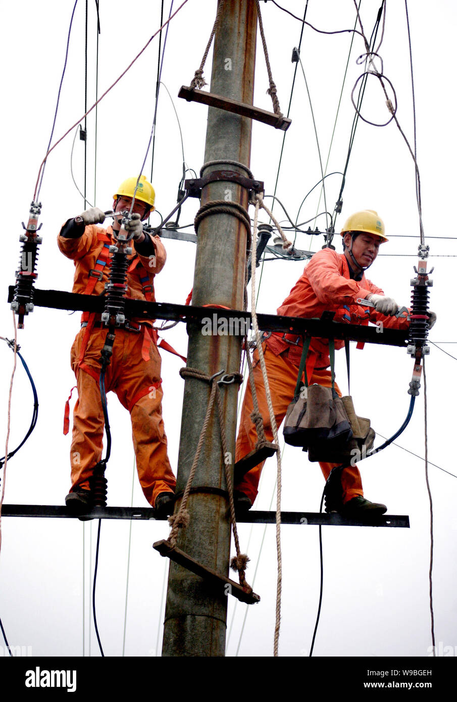 Electricians at work in china hi-res stock photography and images - Alamy