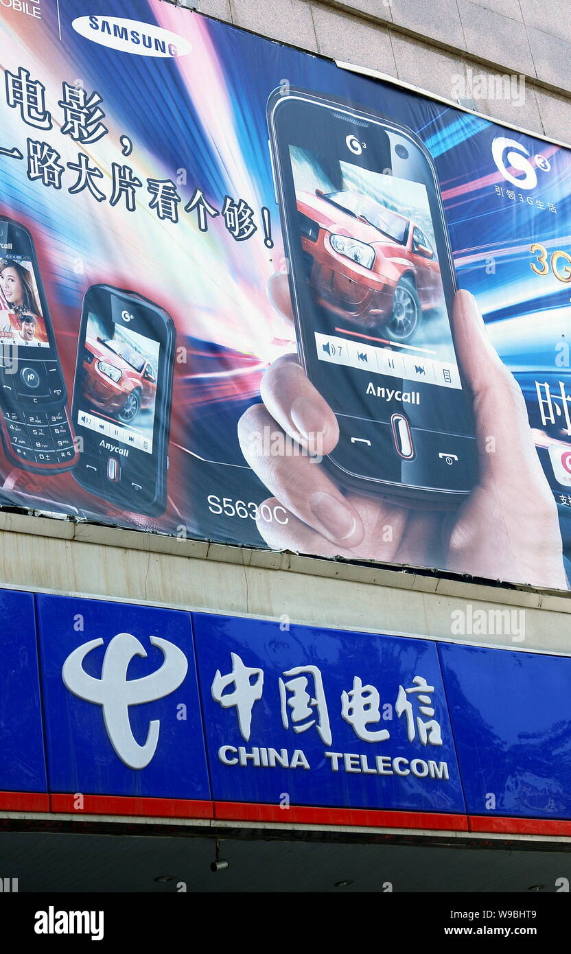 Samsung Mobile Advertisement High Resolution Stock Photography and ...