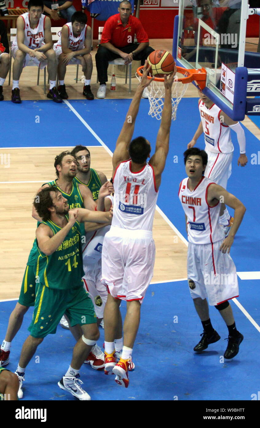 Basketball player yi jianlian china hi-res stock photography and images ...