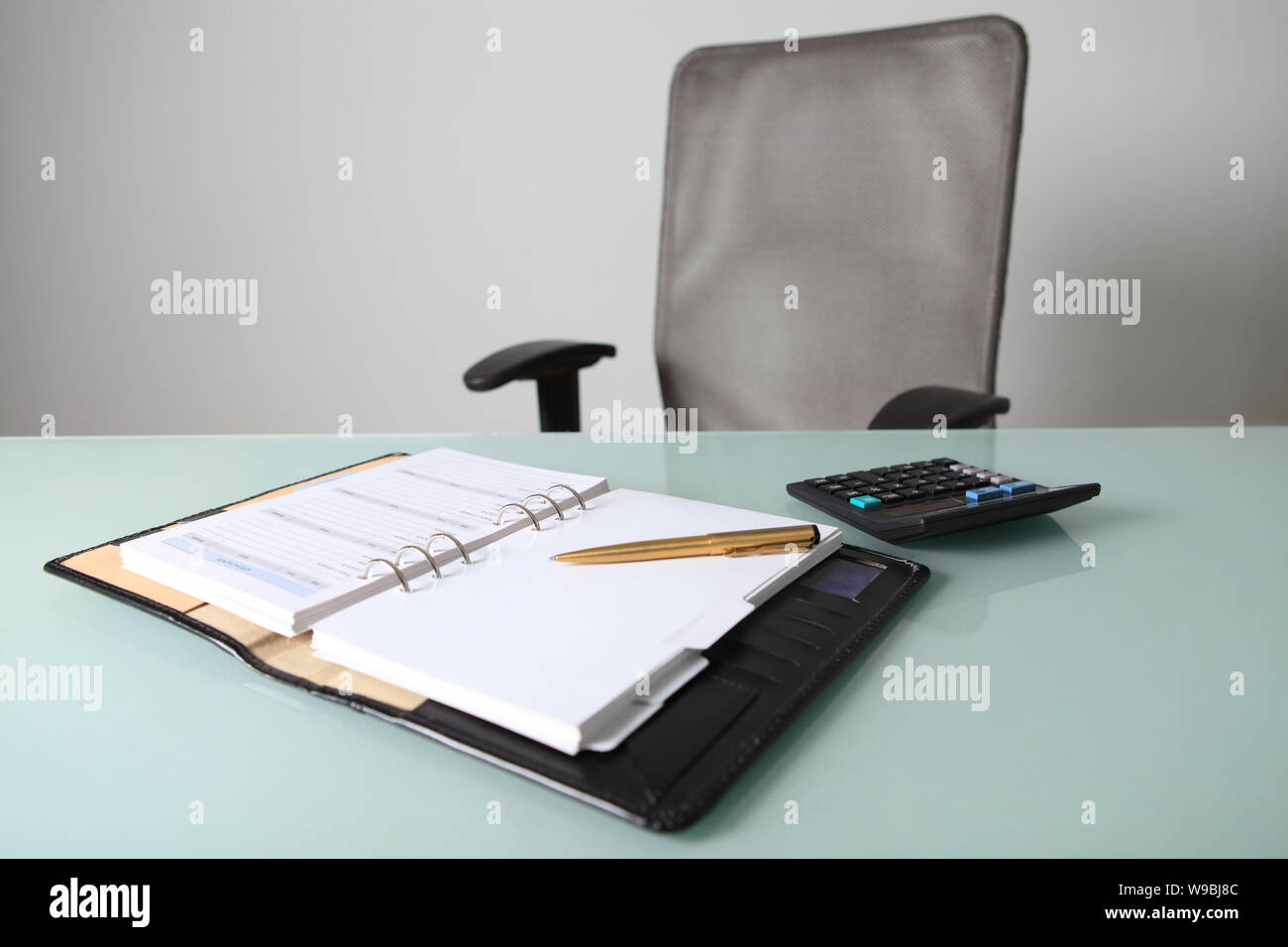 Personal organizer and calculator on a desk Stock Photo - Alamy