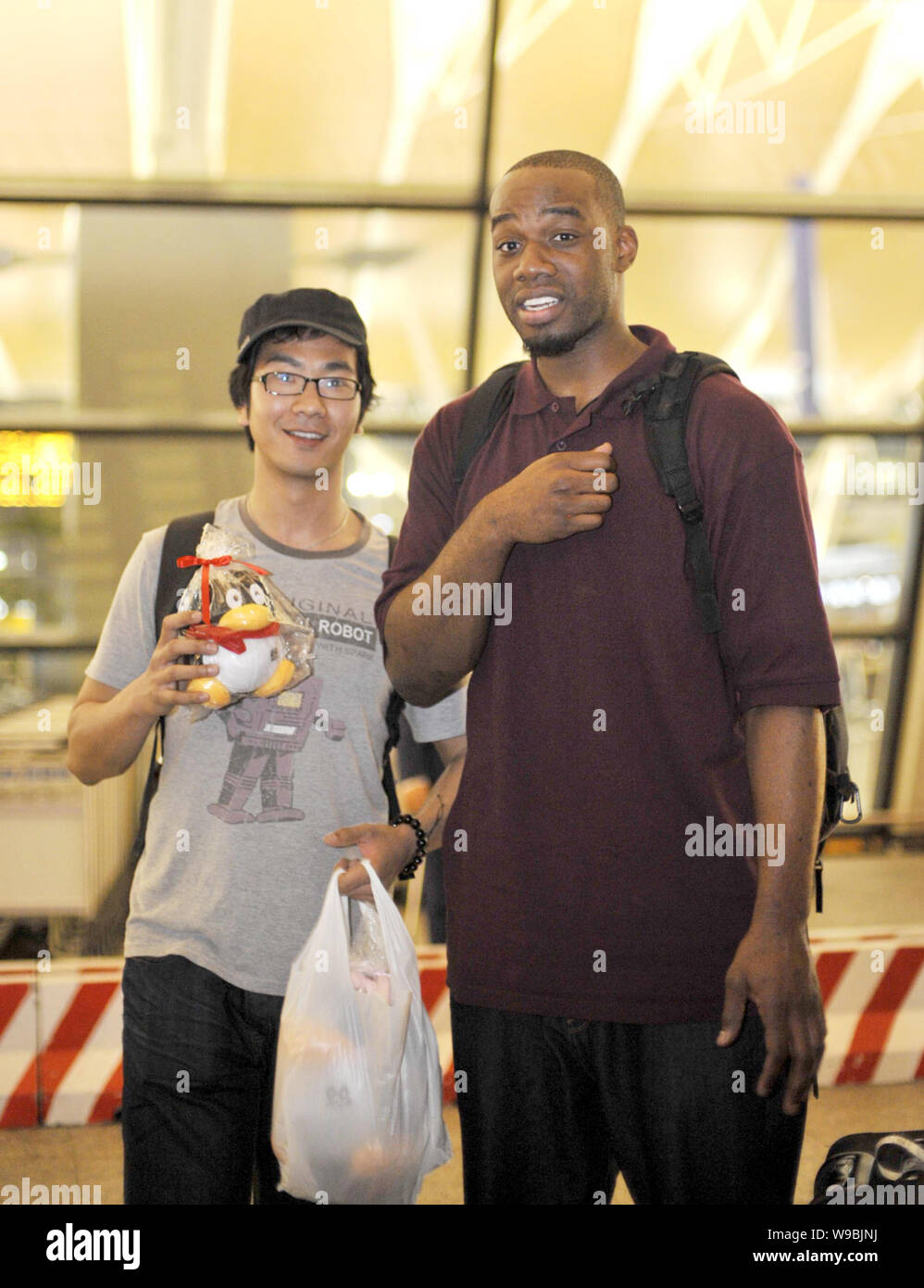 Carl Landry of the Sacramento Kings, right, poses with a Chinese fan ...