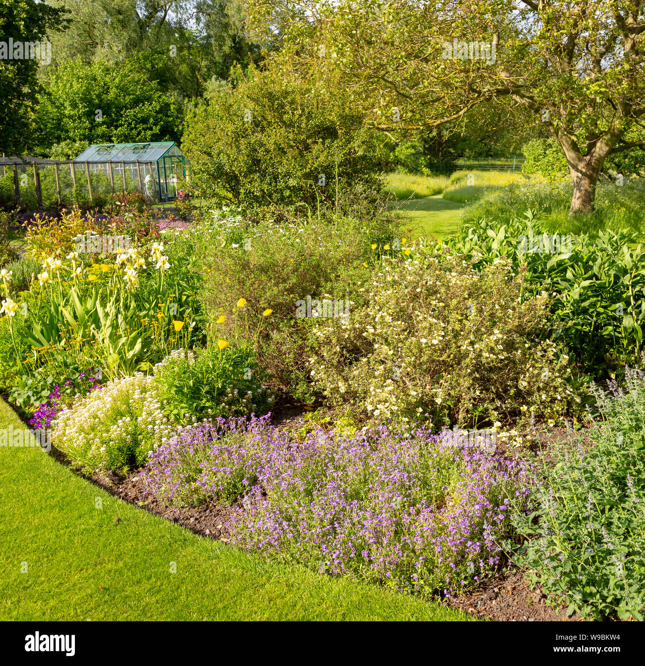 Country garden border hi-res stock photography and images - Alamy