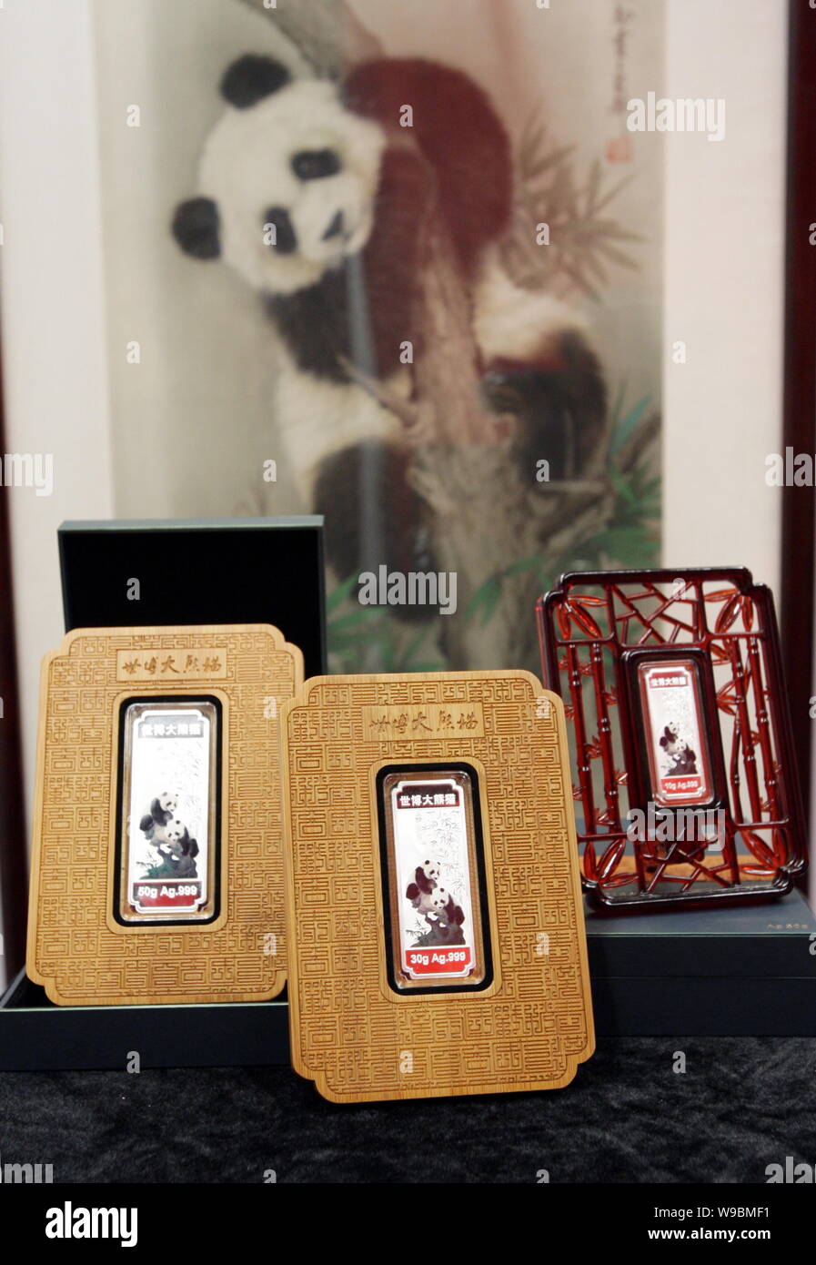 Gold panda hi-res stock photography and images - Alamy