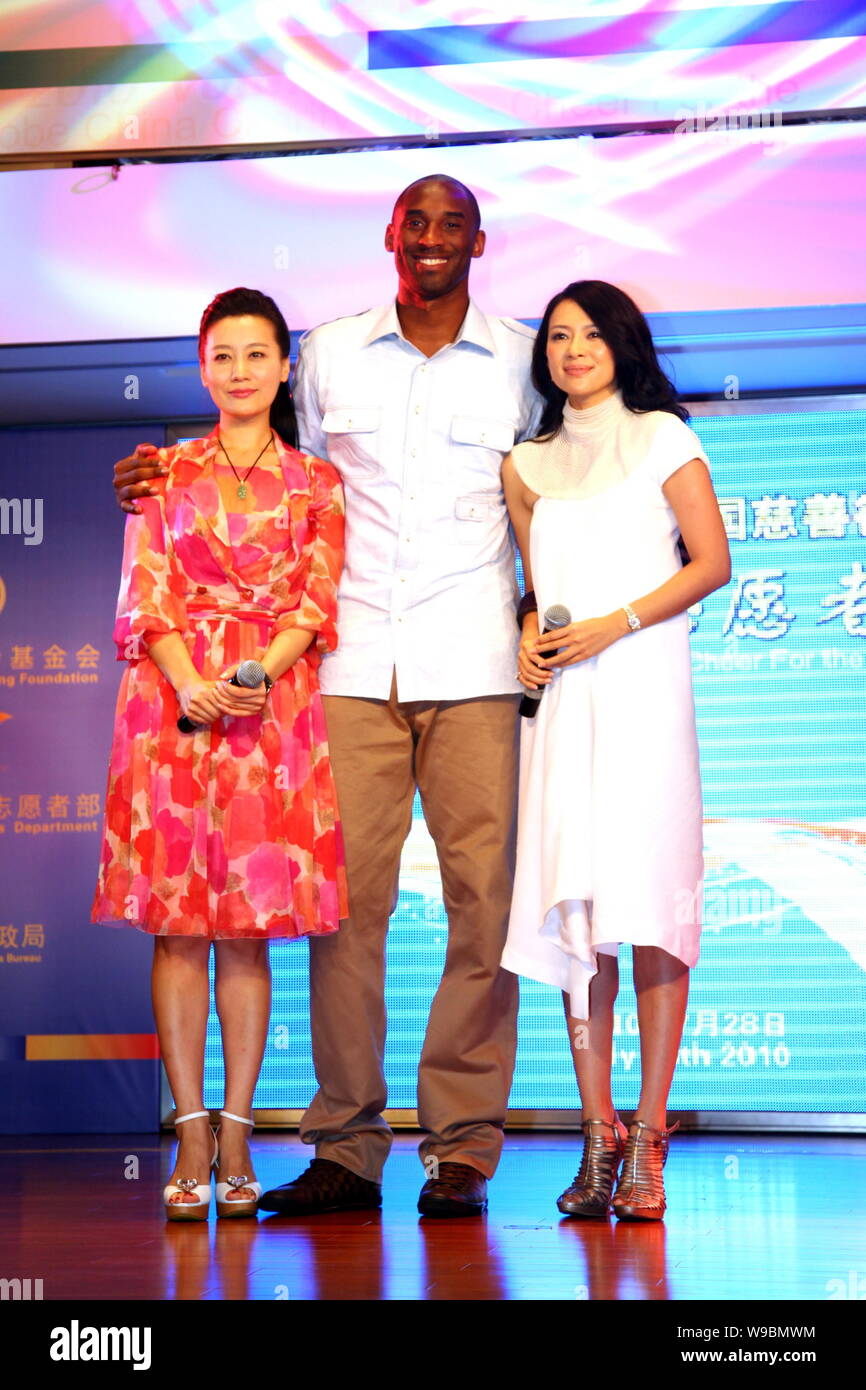 NBA basketball player Kobe Bryant of the Los Angeles Lakers, center ...