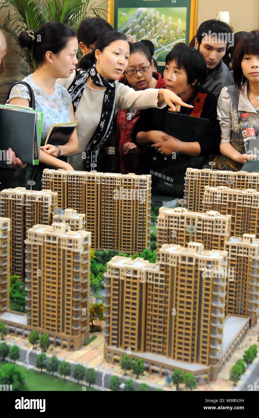 --FILE--Chinese house buyers look at model residential apartment ...