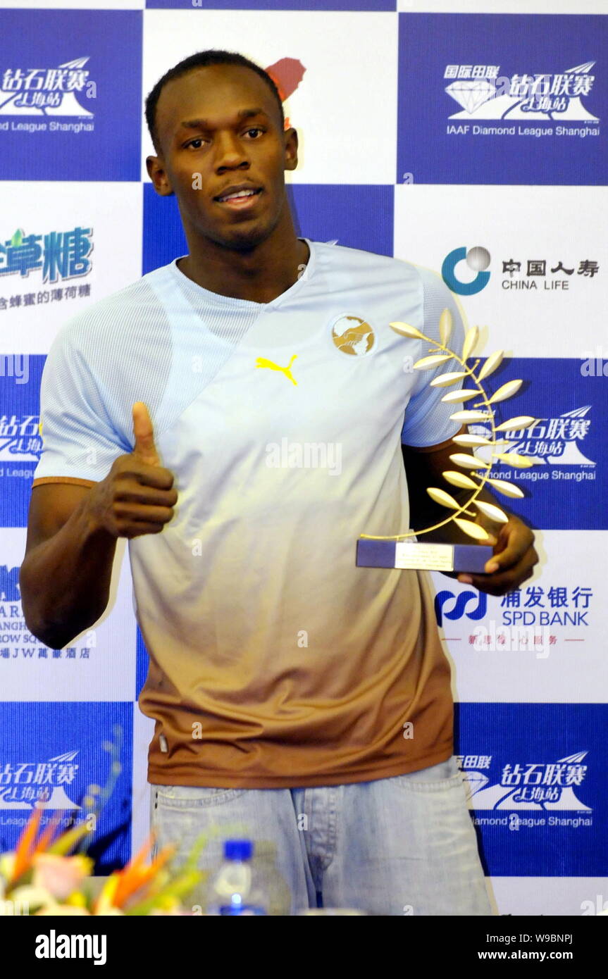 Bolt usain trophy hi-res stock photography and images - Alamy