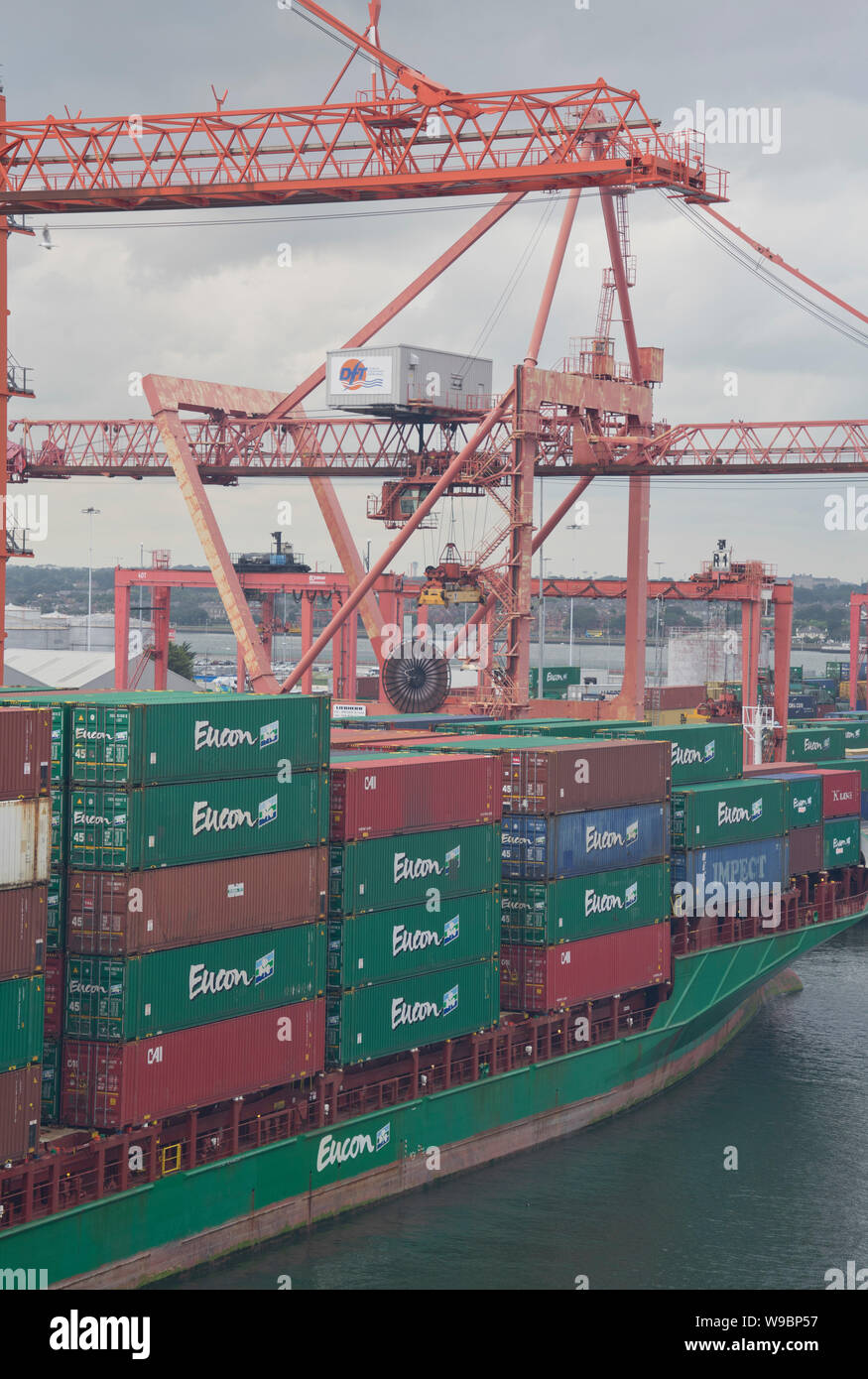 Shipping containers at dublin port hi-res stock photography and images ...