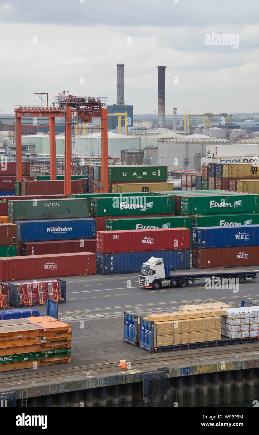 Shipping containers at dublin port hi-res stock photography and images ...