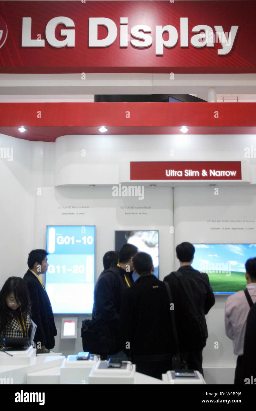 --FILE-- Visitors are seen at the stand of LG Display during an ...