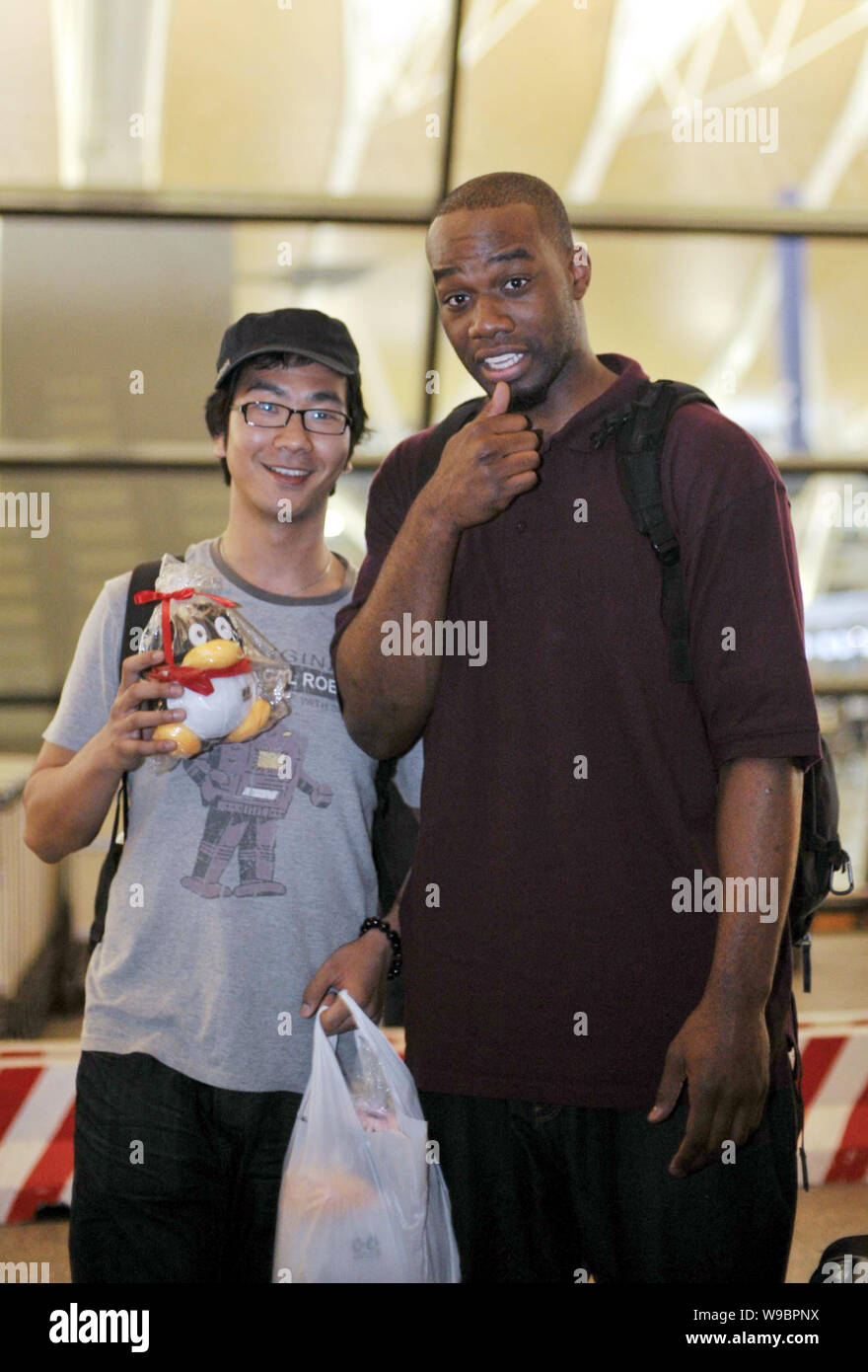 Carl Landry of the Sacramento Kings, right, poses with a Chinese fan ...