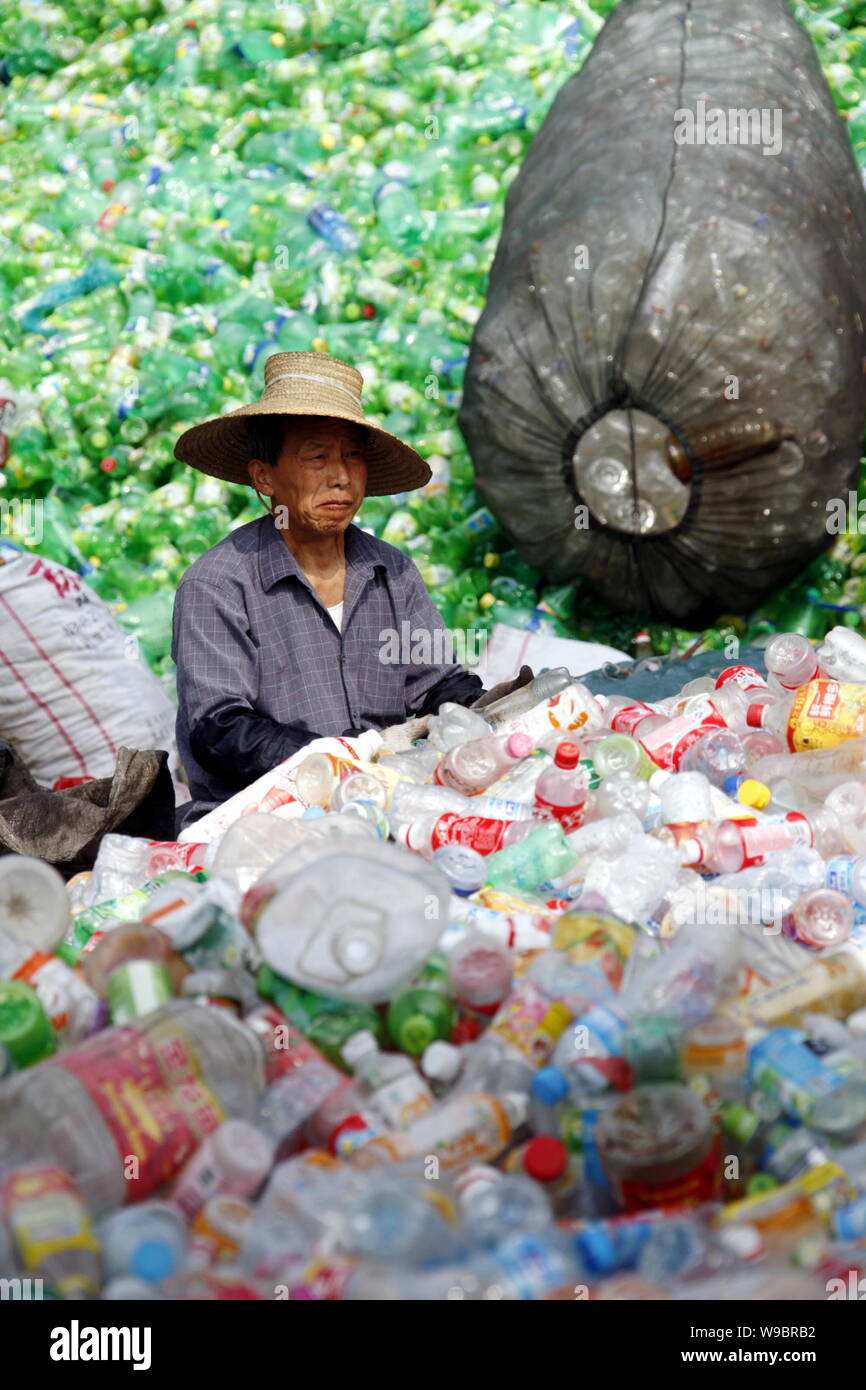 China plastic waste recycling hi-res stock photography and images - Alamy
