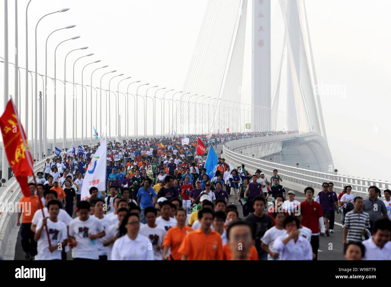 About 10,000 Chinese citizens run across the Shanghai Yangtze River ...