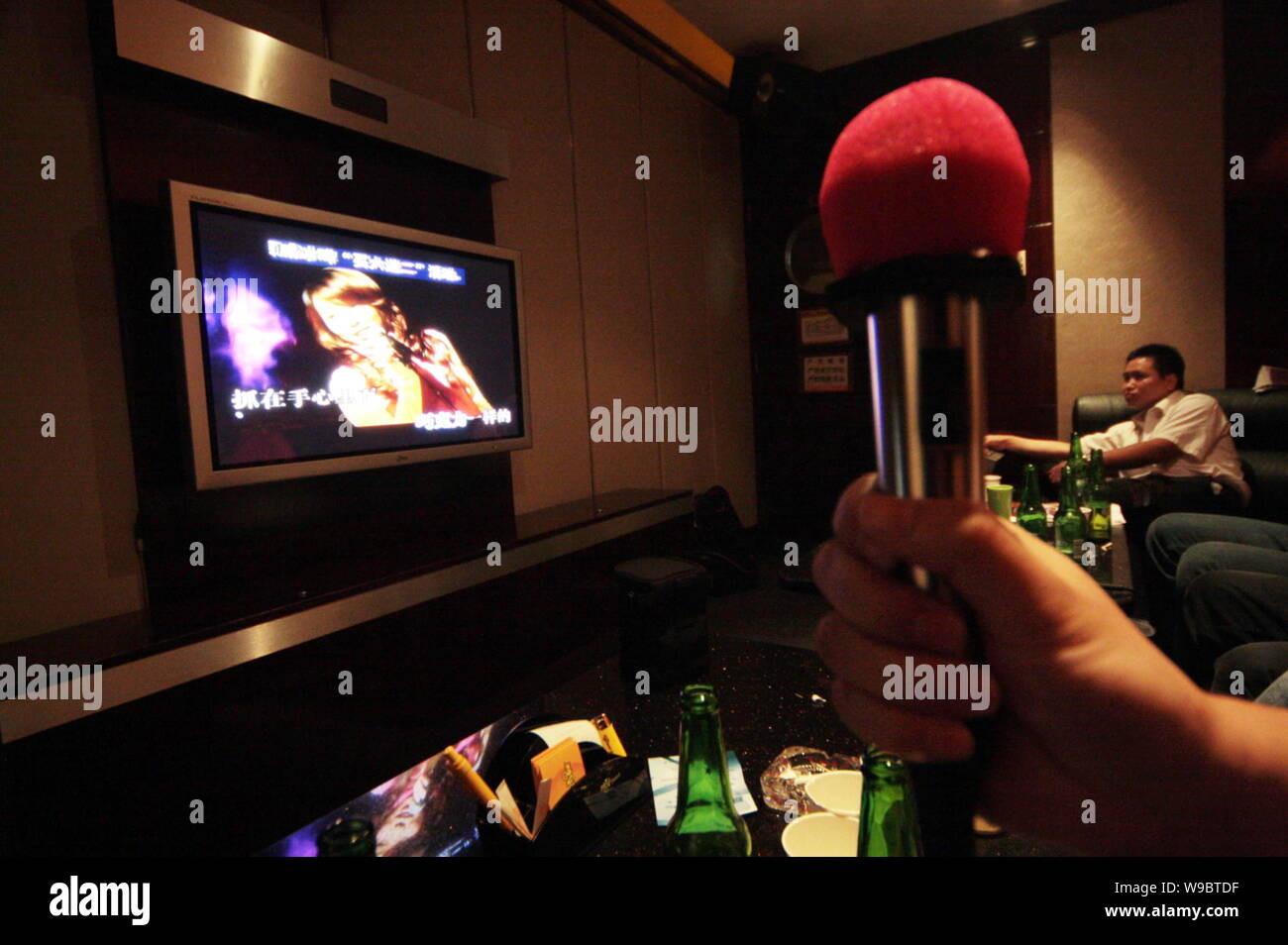 --FILE--Young Chinese people enjoy Karaoke at a KTV club in Beijing ...