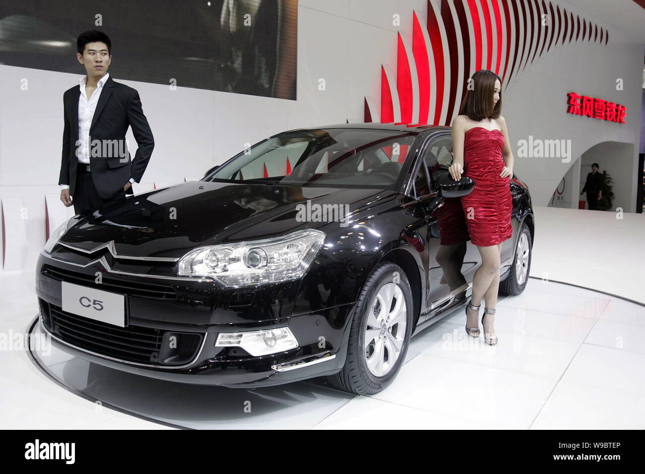 China auto show models hi-res stock photography and images - Alamy