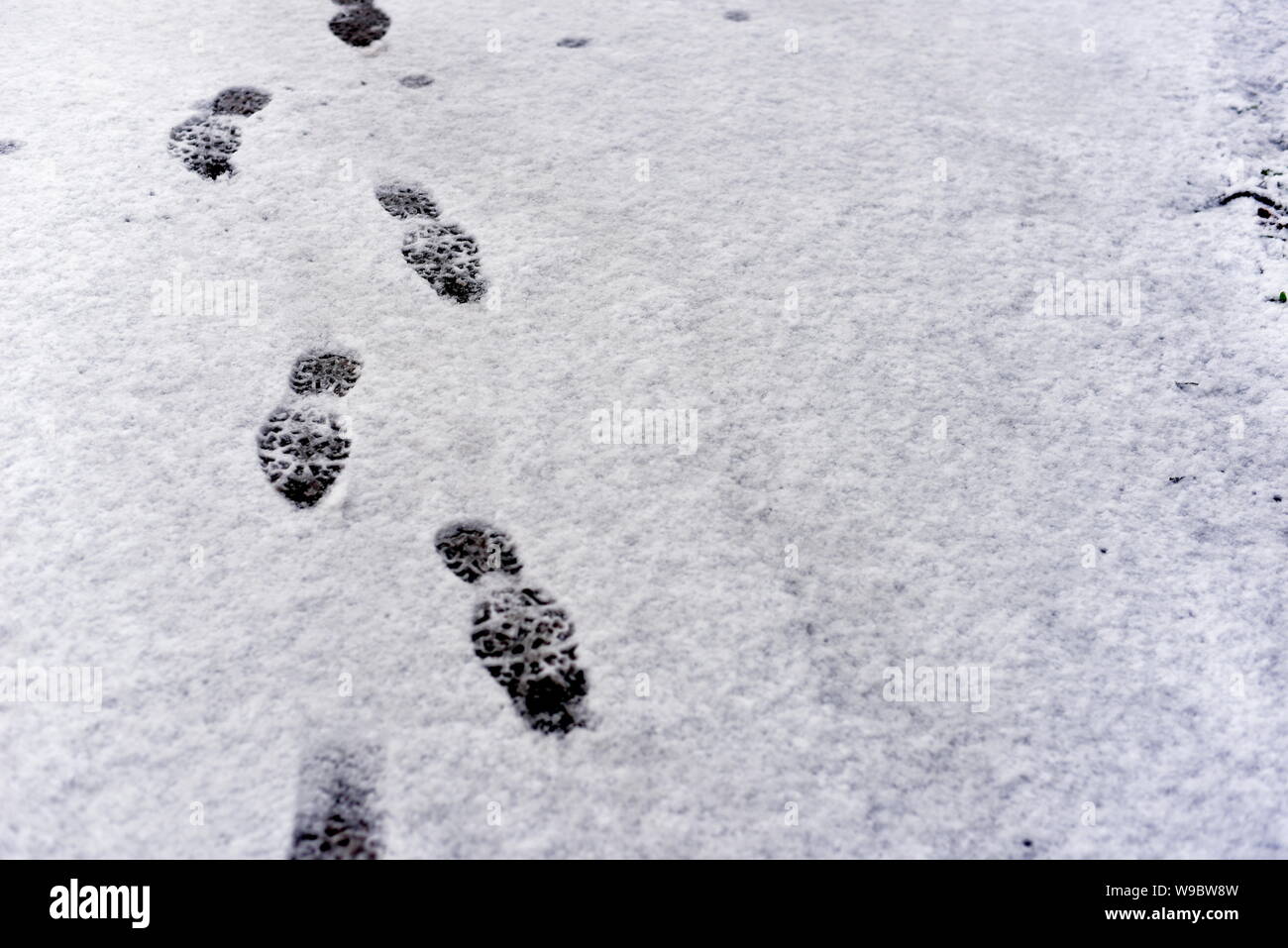 footprints in snow Stock Photo - Alamy