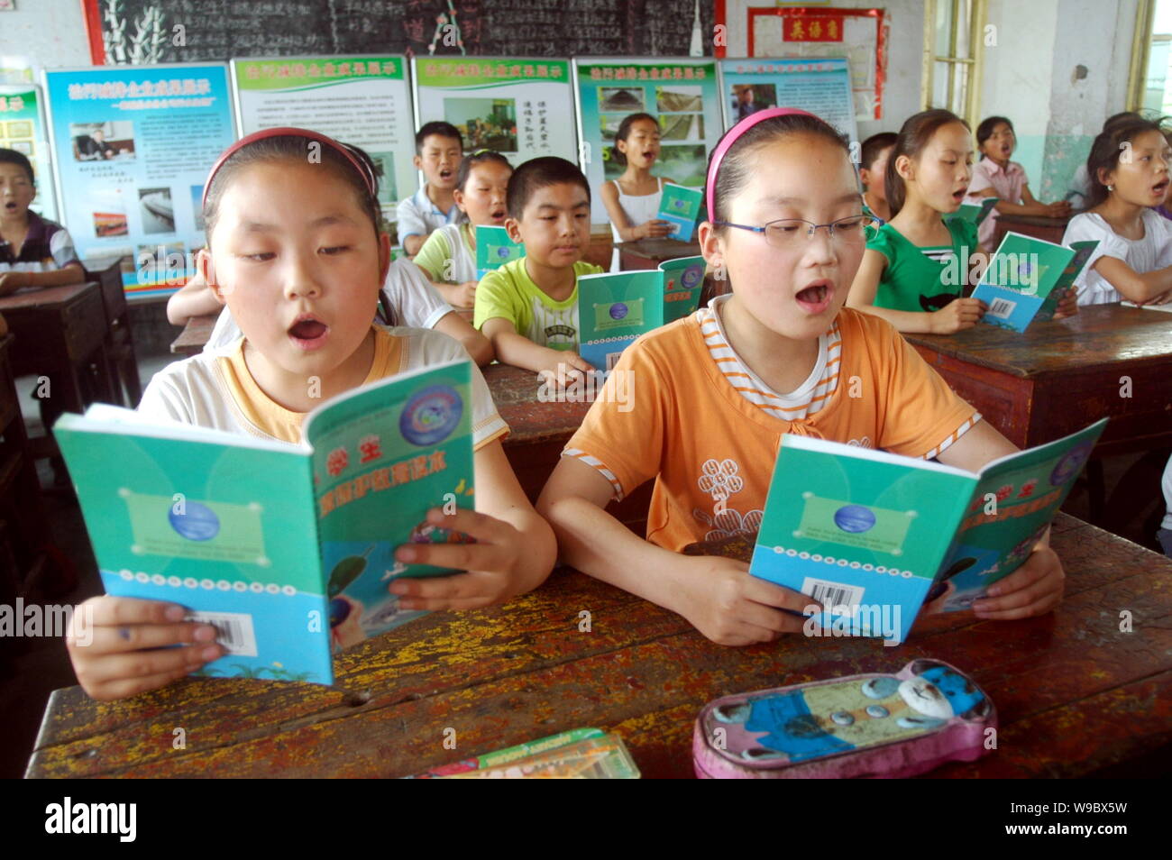 --FILE--Chinese students read loud a text during a lesson at a primary ...