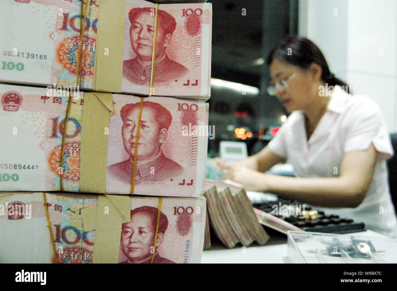 100 yuan bank notes hi-res stock photography and images - Alamy