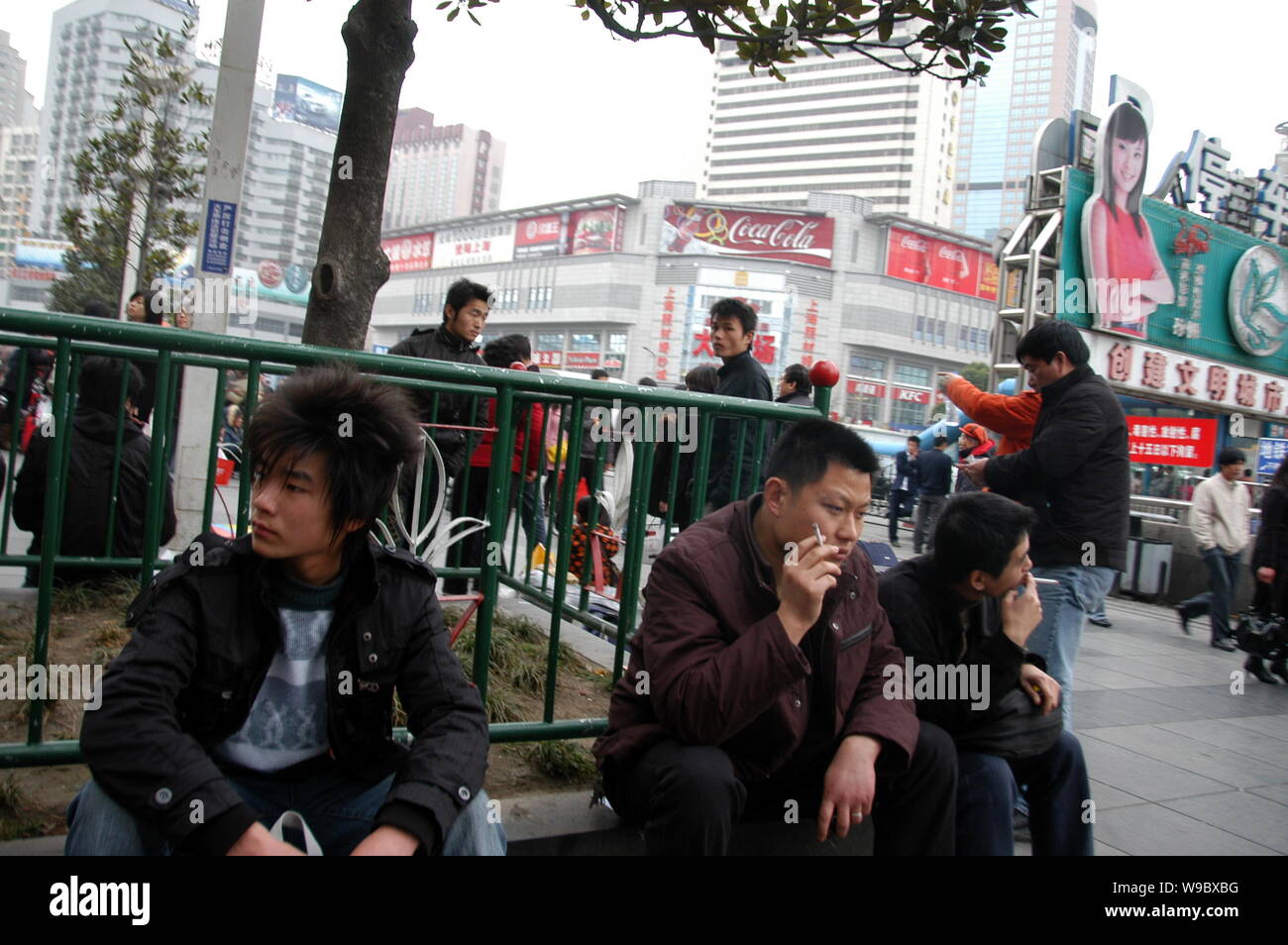 Shanghai railway migrant workers hi-res stock photography and images ...