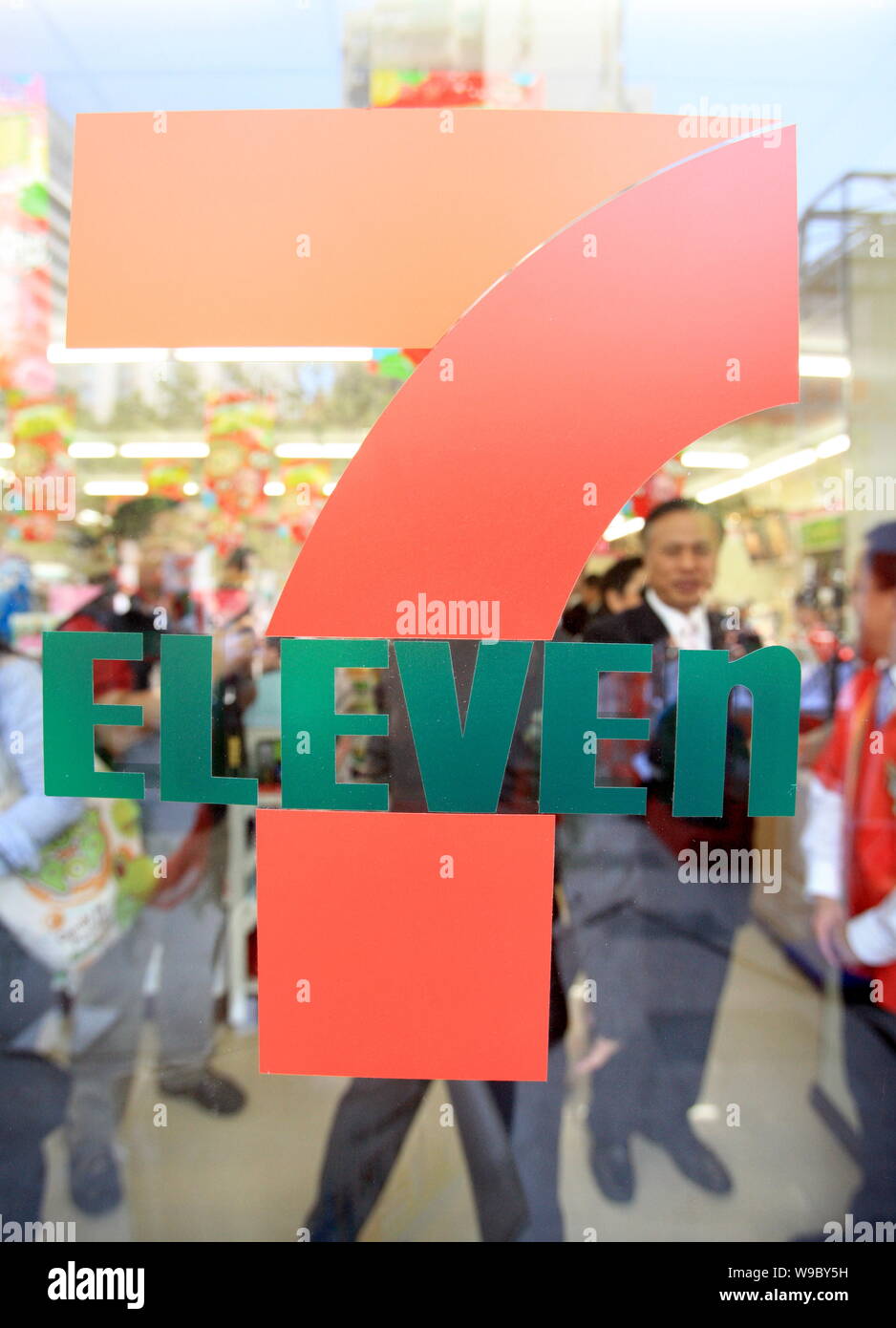 A 7 eleven store china hi-res stock photography and images - Alamy