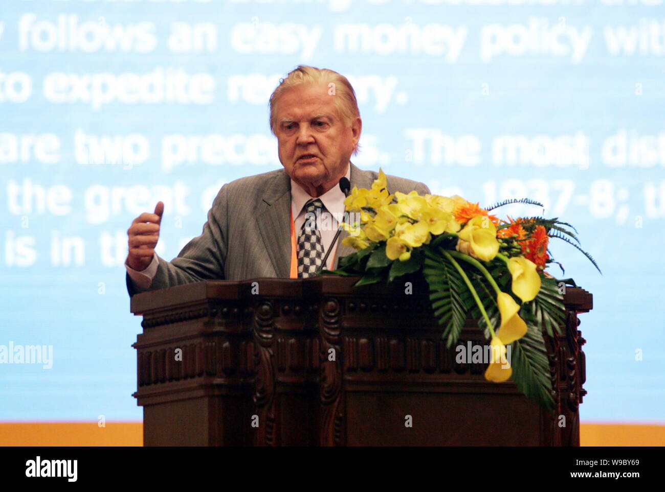 Robert A. Mundell, the 1999 Nobel Prize Laureate in Economics, speaks ...