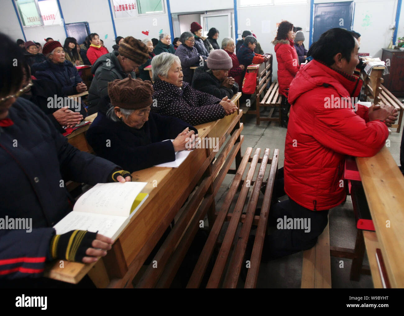 Catholic chinese praying church hi-res stock photography and images - Alamy