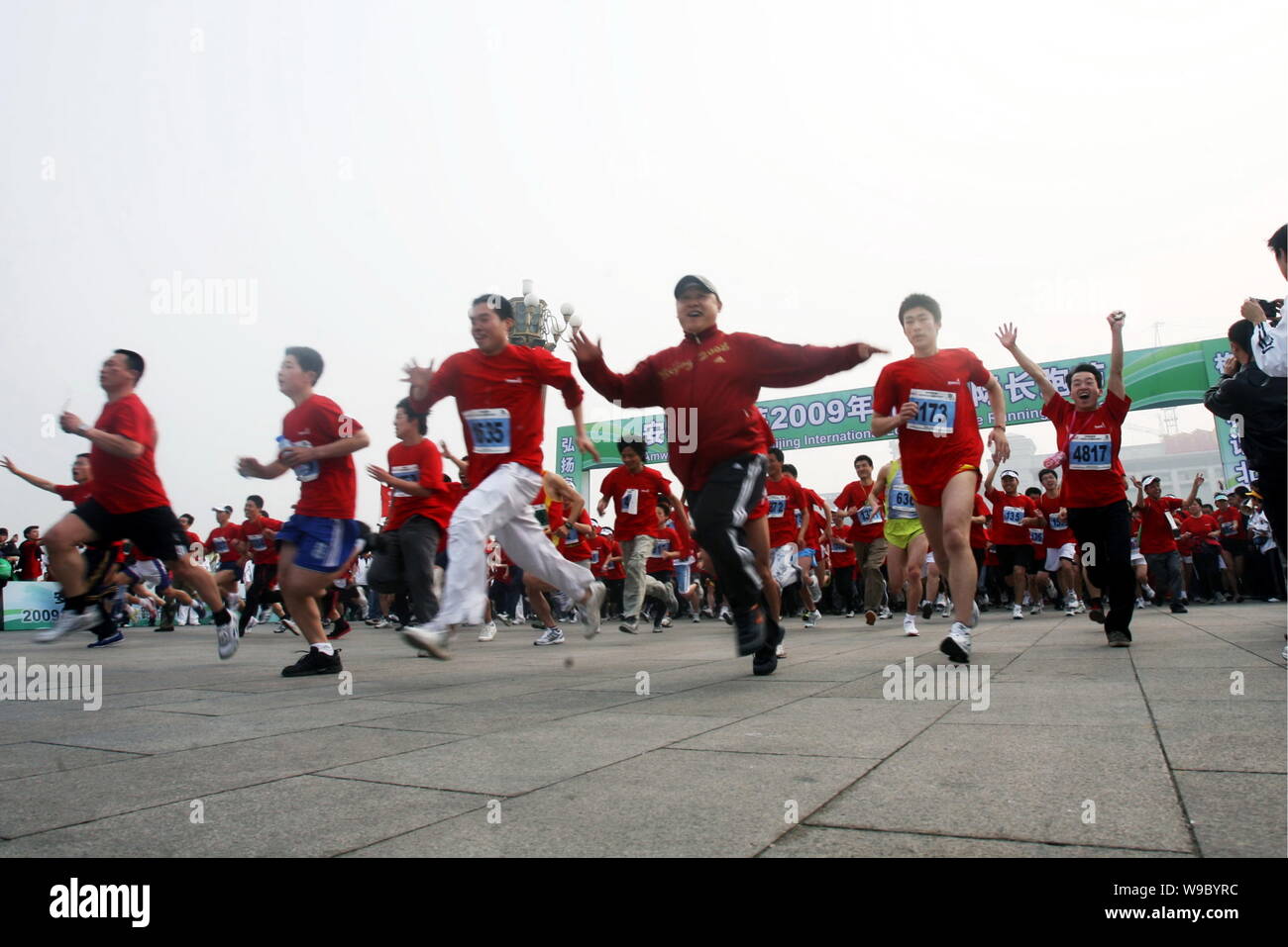 Participants start off at the launch of the 2009 Beijing International ...