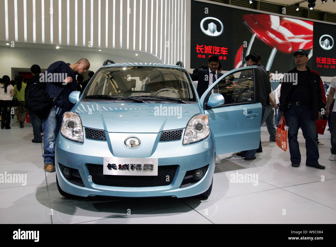 --FILE-- Visitors look at a Gwperi of Great Wall Automobile during the ...