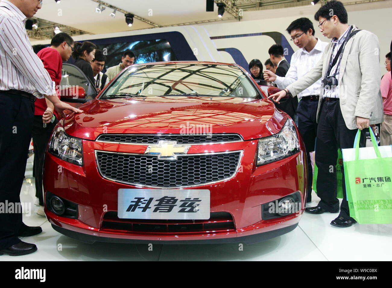 --FILE--Chinese visitors look at a Chevrolet Cruze of GM (General ...