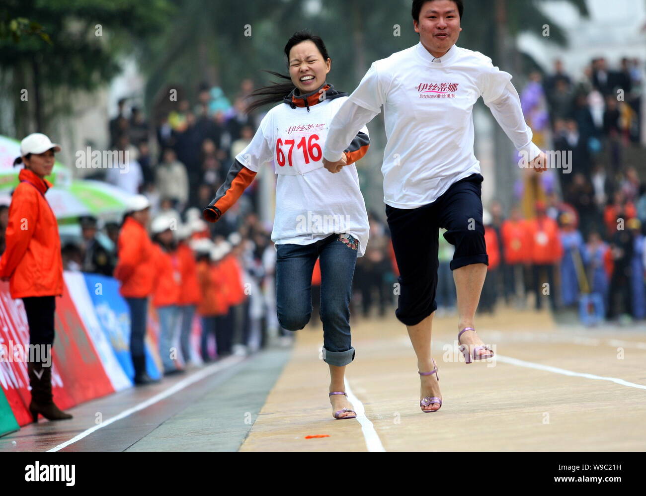 A Chinese young couple wearing high-heel shoes compete during the ...