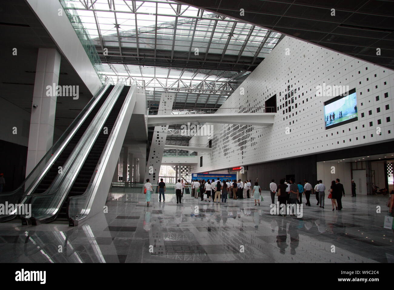 Theme pavilion at shanghai world expo hi-res stock photography and ...