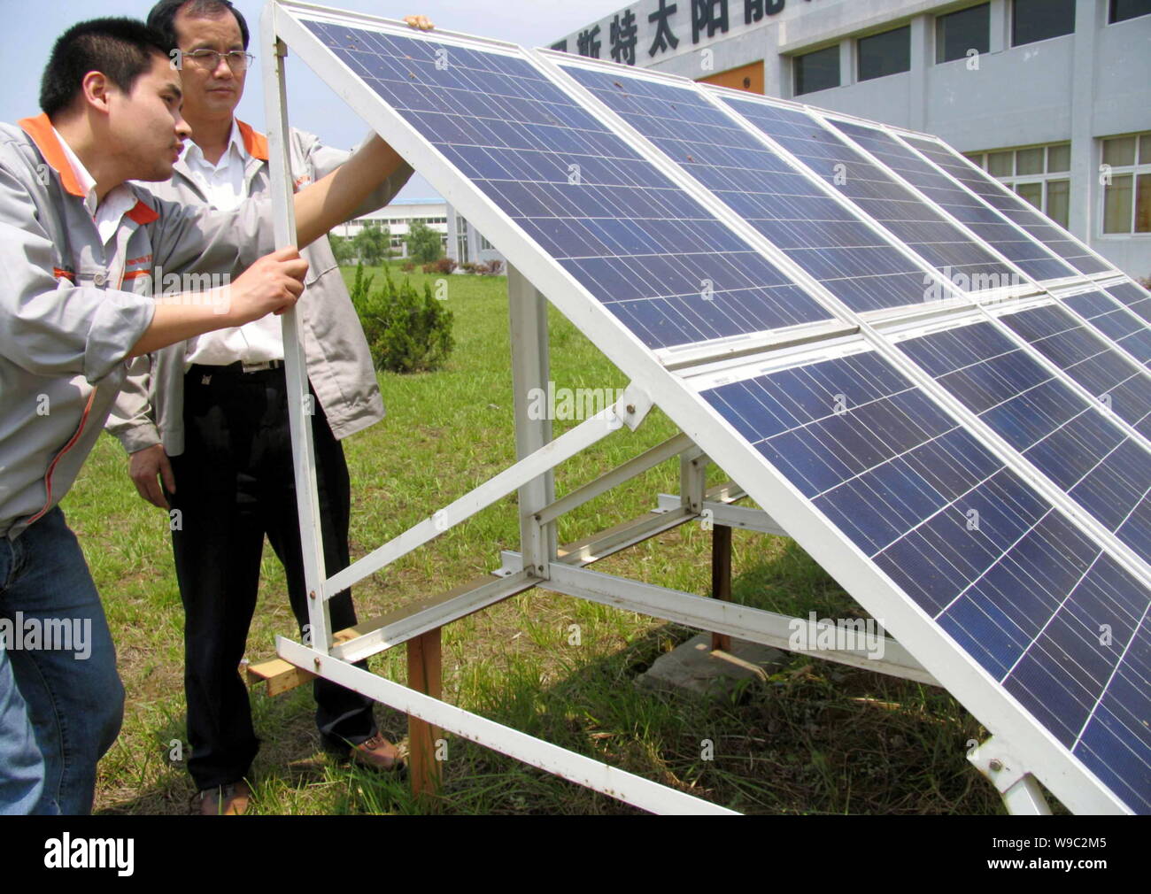 China solar farm workers hi-res stock photography and images - Alamy