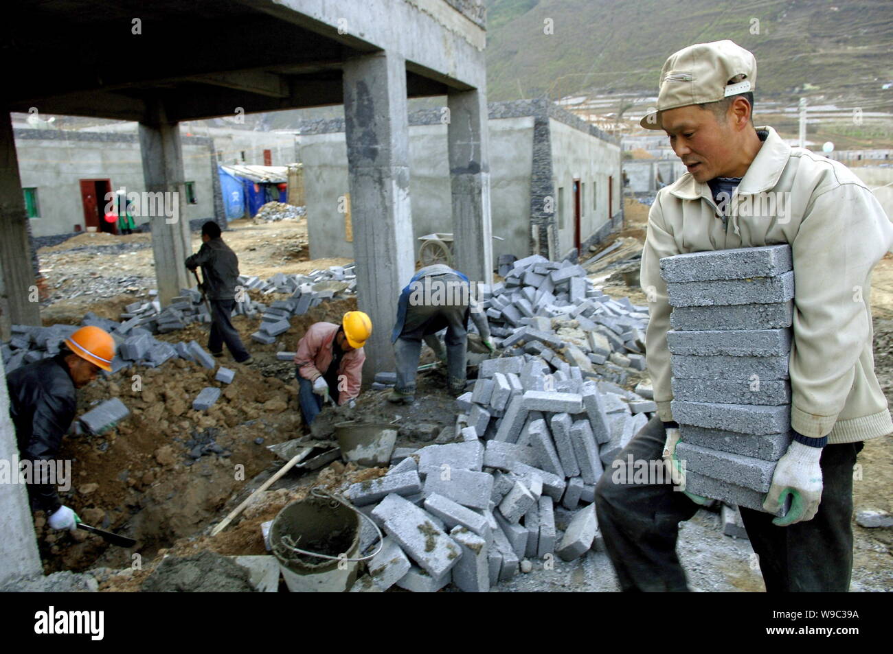 --FILE--Chinese construction workers are seen building houses during a ...