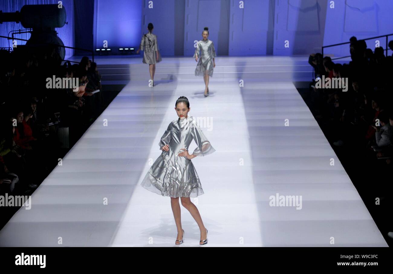Chinese models parade at the Chinese Tunic Suit (Zhongshan Suit ...