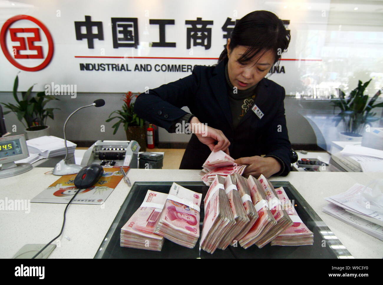 Bank clerk hi-res stock photography and images - Alamy