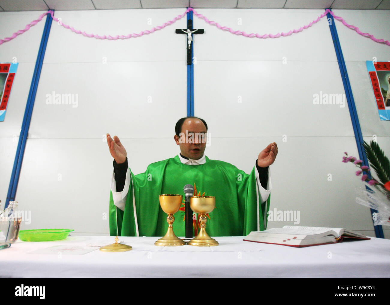 Father Li directs Chinese Catholics to read the Bible at a temporary ...