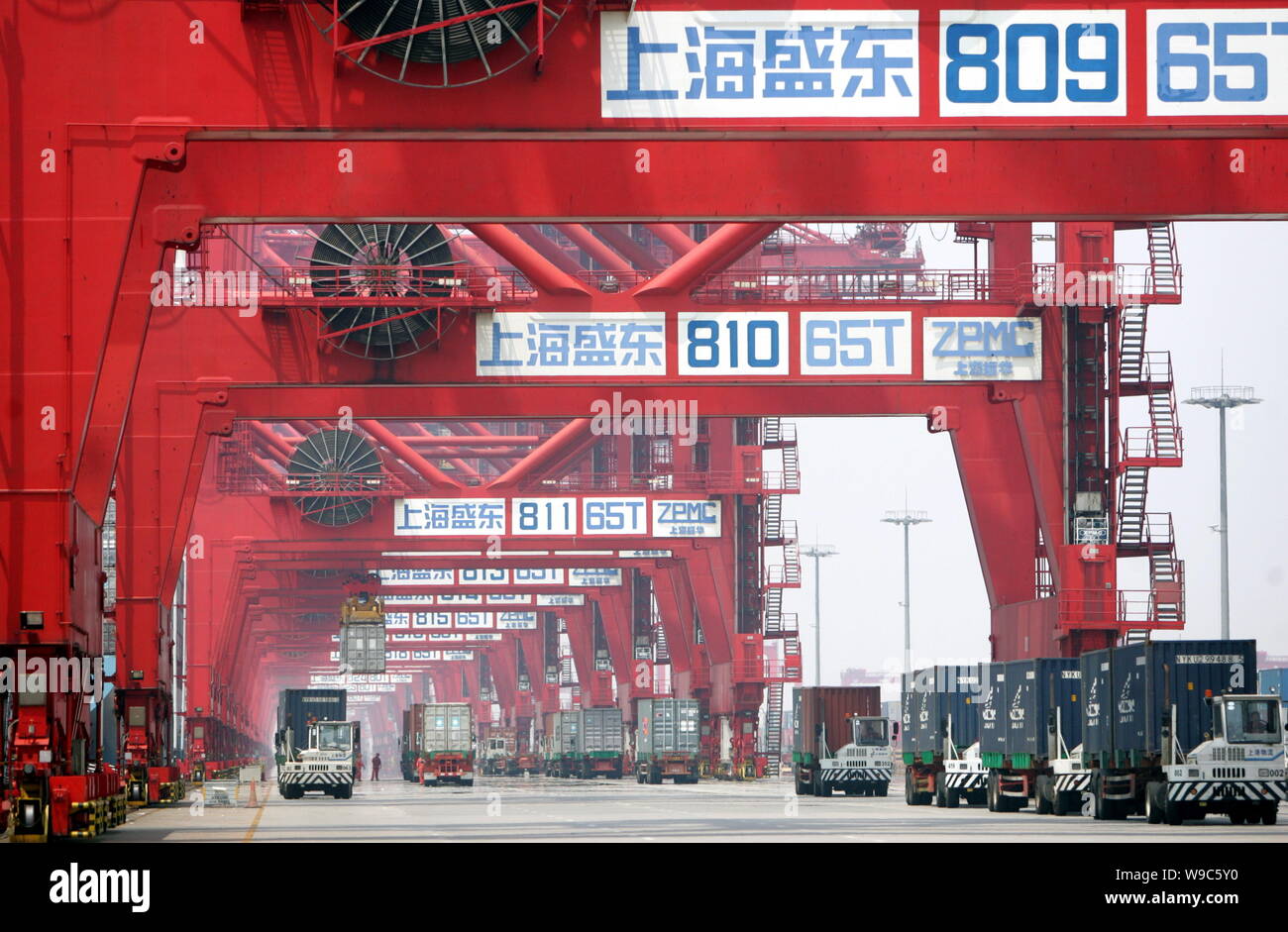 See through container hi-res stock photography and images - Alamy